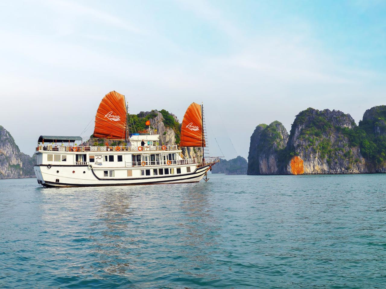 Renea Cruise - Bai Tu Long Bay Cruise | Vietnam Golden Travel